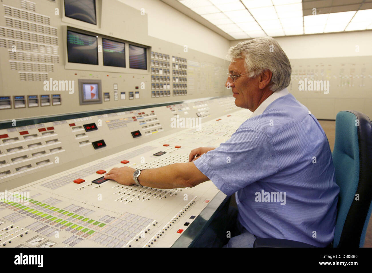 Nuclear power reactor operators hi-res stock photography and images - Alamy