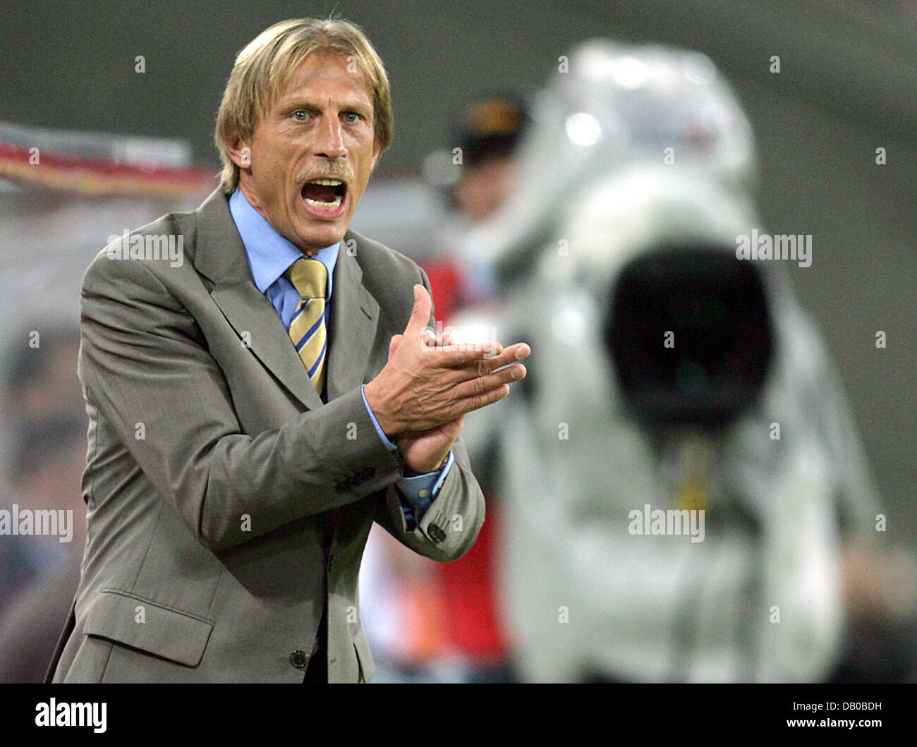 Cologne's head coach Christoph Daum gestures and shouts at the sideline ...