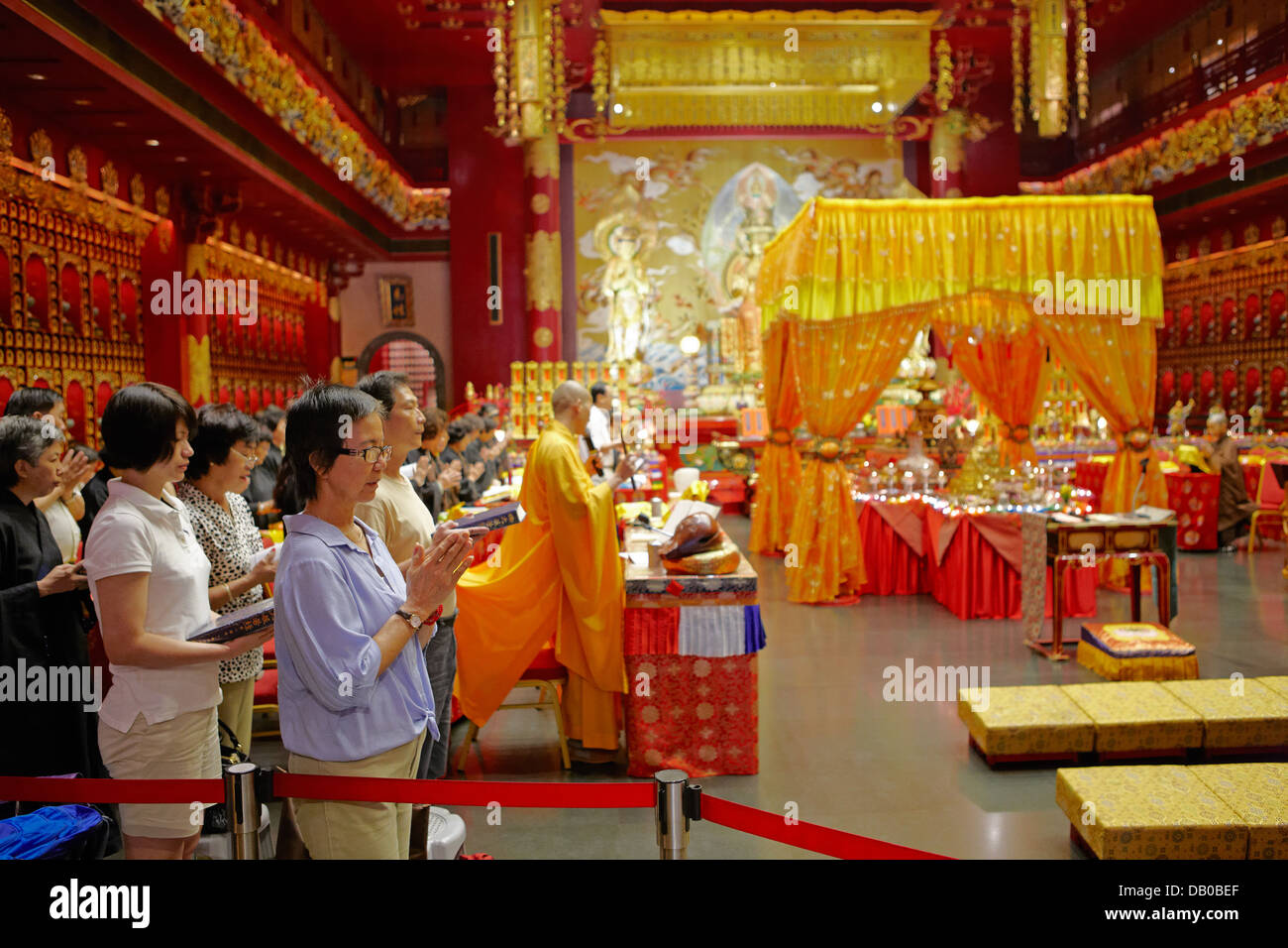 Buddhist ritual ceremony in Buddha Tooth Relic Temple. Chinatown ...