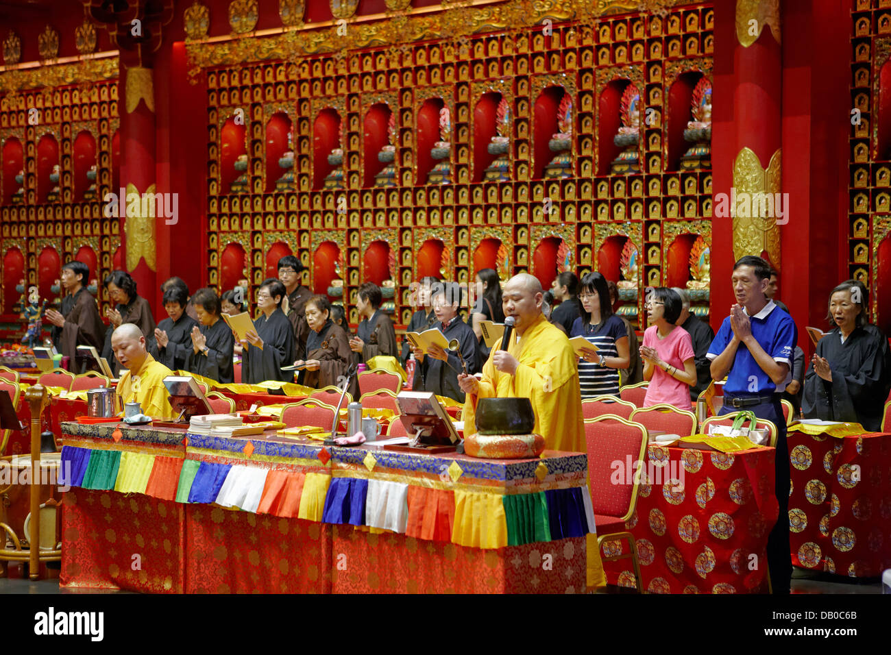 Buddhist ritual ceremony in Buddha Tooth Relic Temple. Chinatown ...