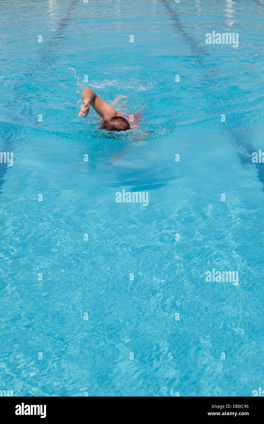 Man diving into a pool hi-res stock photography and images - Alamy