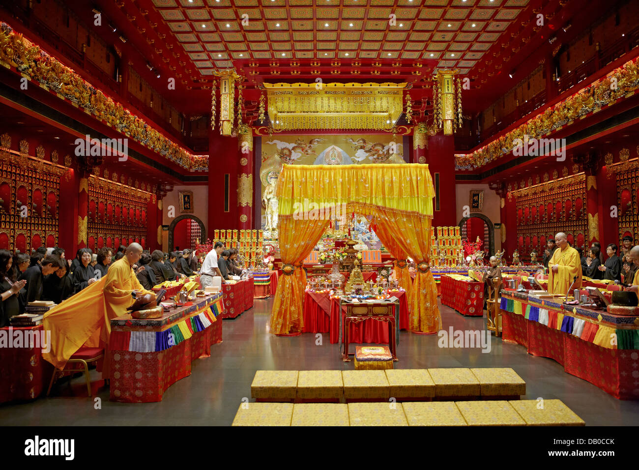 Buddhist ritual ceremony in Buddha Tooth Relic Temple. Chinatown ...