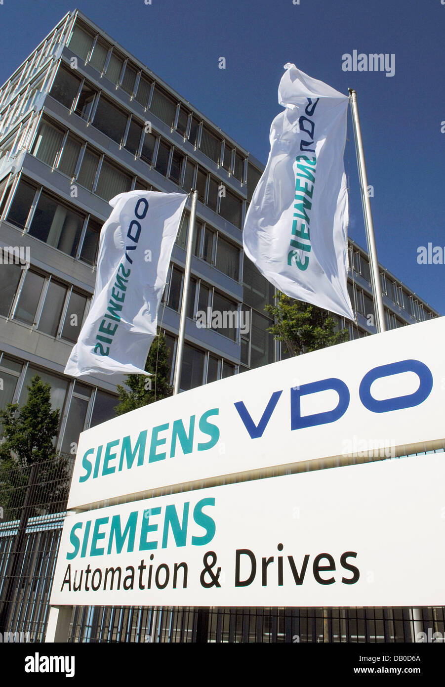 The picture shows the headquarters of the auto supplier Siemens VDO in Regensburg, Germany, 30 ...