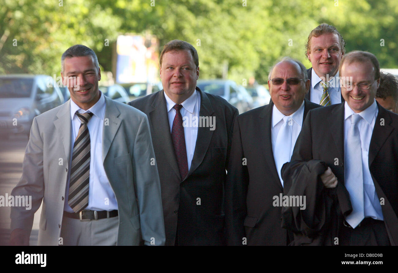 Max Strauss (2-L), his lawyers and his brother Franz Georg Strauss (2-R ...