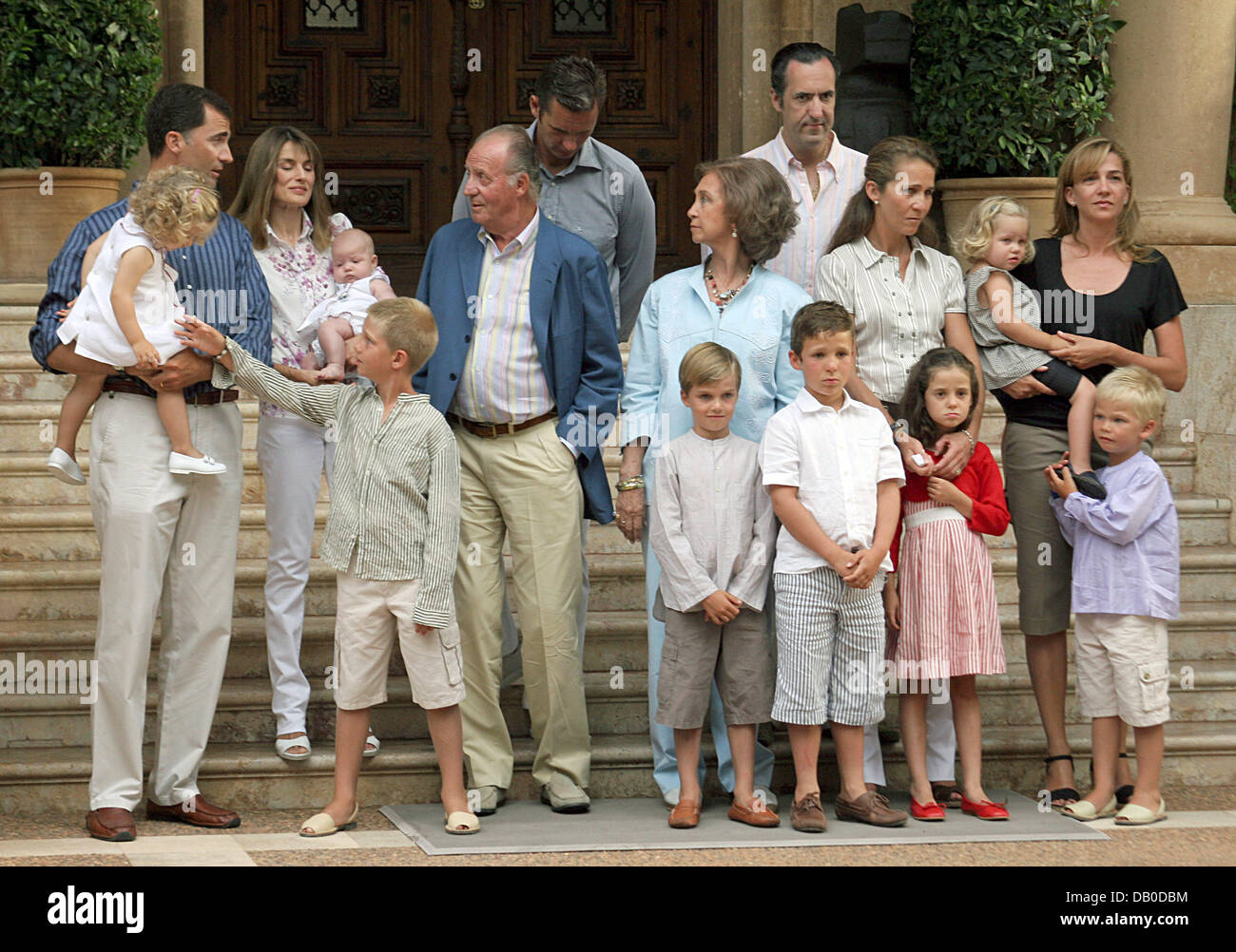 The Spanish Royal family poses for photographers at their summer ...