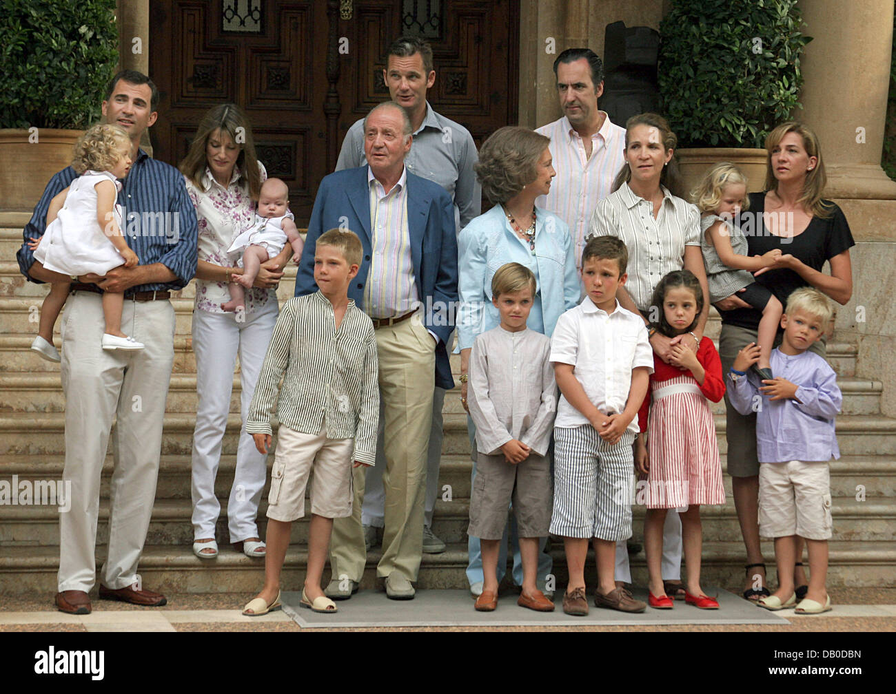 The Spanish Royal family poses for photographers at their summer ...