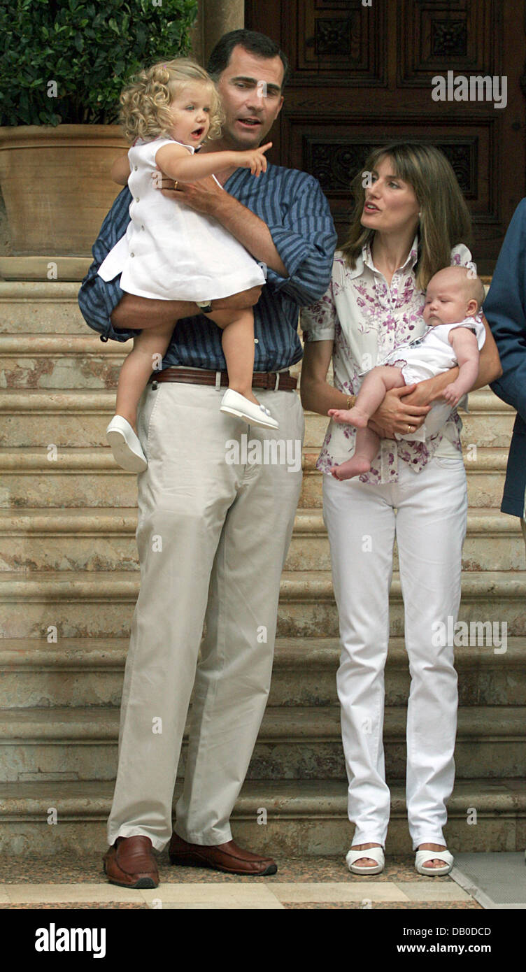 (L-R) Crown Prince Felipe of Spain, first-born duaghter Princess Leonor ...