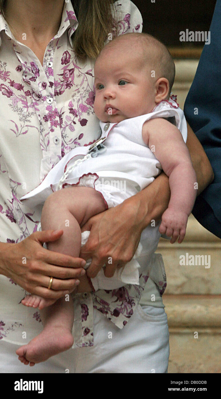 Crown Princess Letizia of Spain (L) and her baby daughter Princess ...