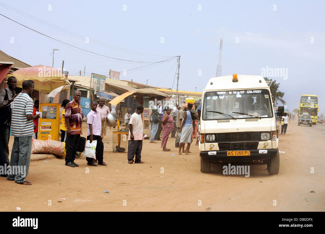 People wait for the bus at a bus stop in Accra, Ghana, 03 August 2007 ...