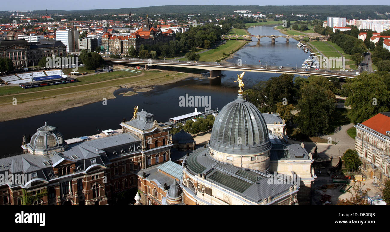 The picture shows the Elbe Valley with the Art Academy (front) in ...