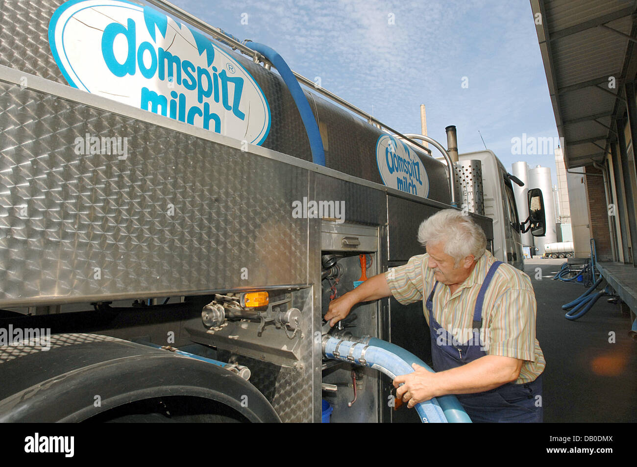 A milk truck delivers milk to a 'Domspitz' facility in Regensburg ...