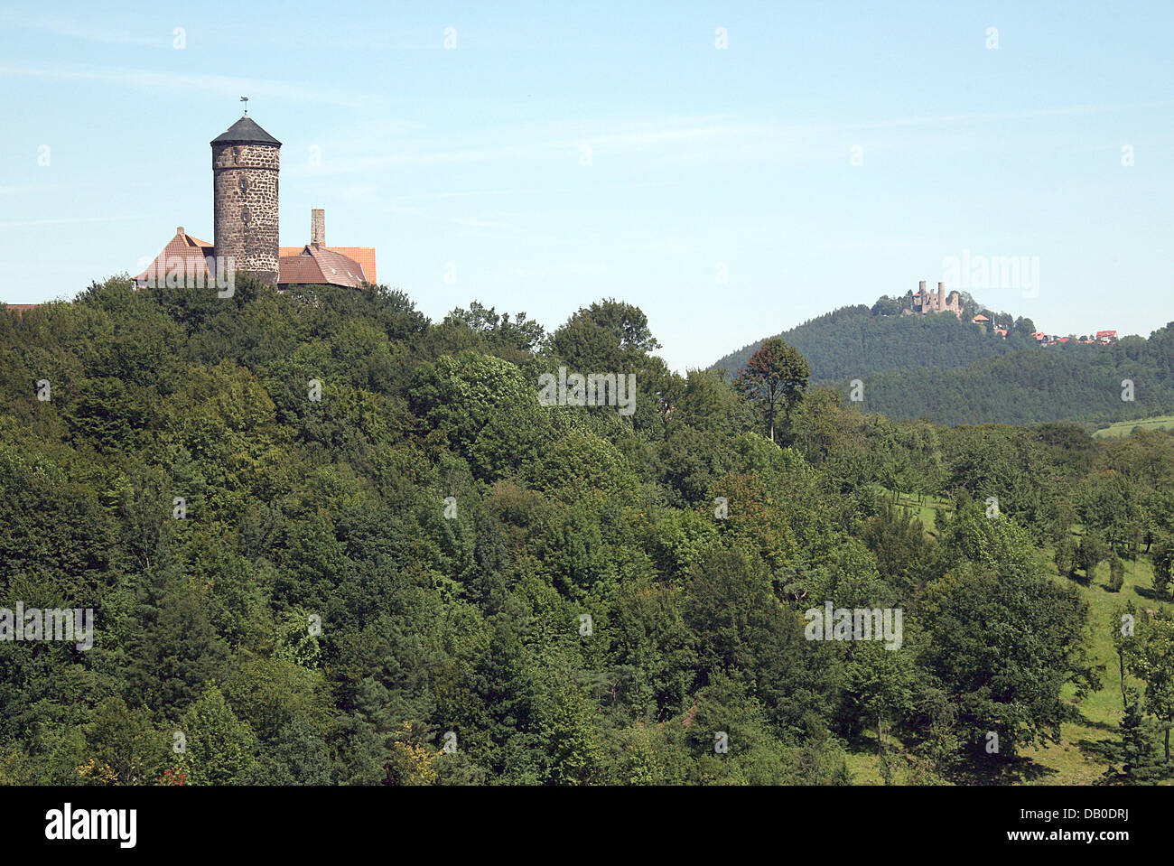 The photo shows Hessian castle Ludwigstein (L) and Thuringian Castle ...