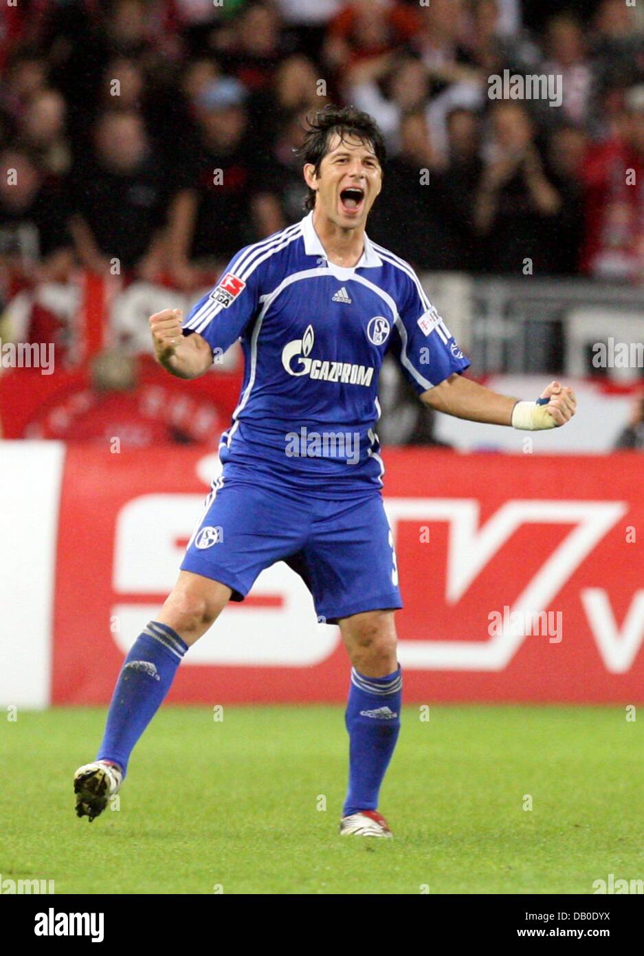 Schalke's Levan Kobiashvili (L) cheers after scoring 1-0 during the ...