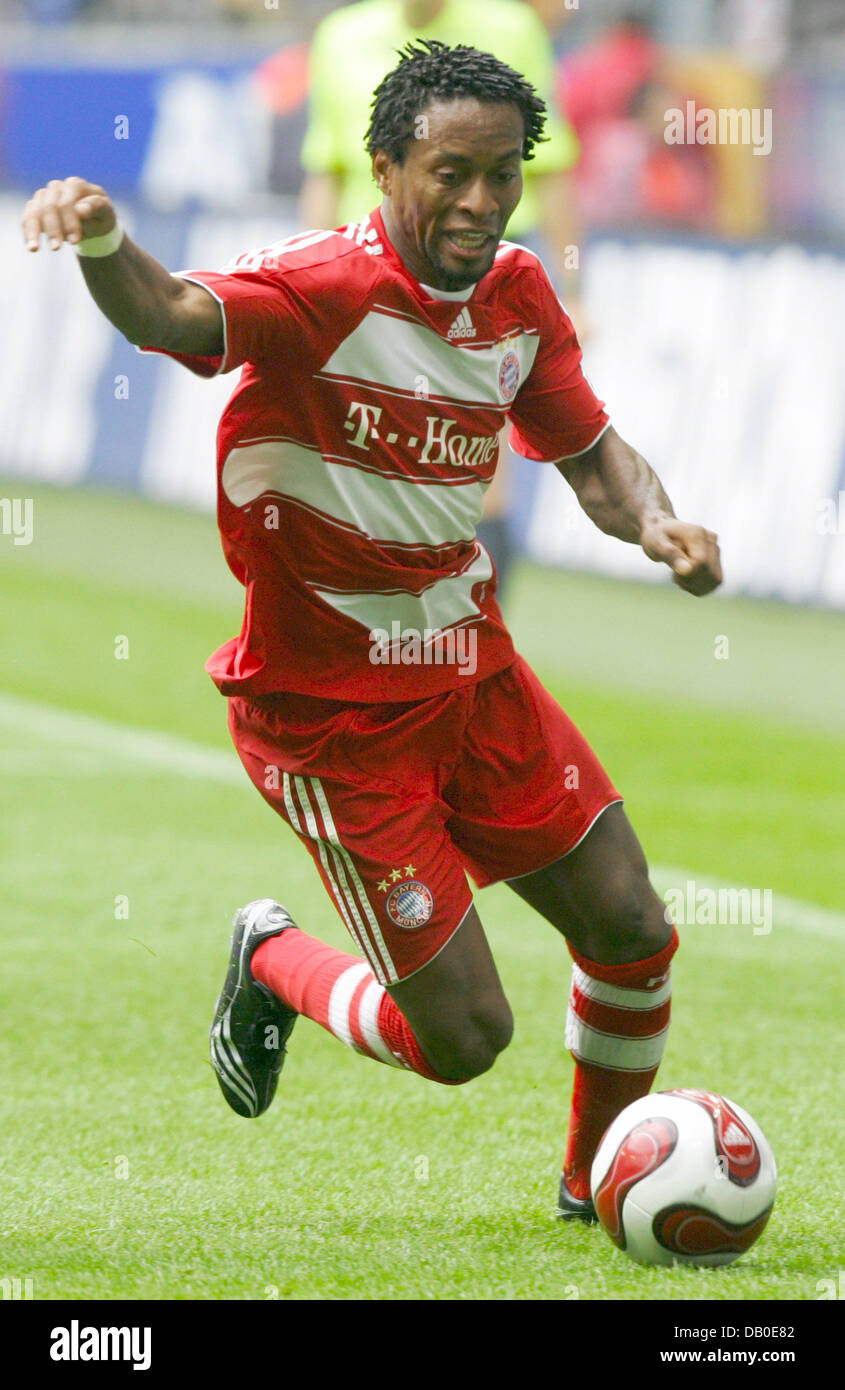 Ze Roberto of Munich controls the ball during the Bundesliga match FC ...