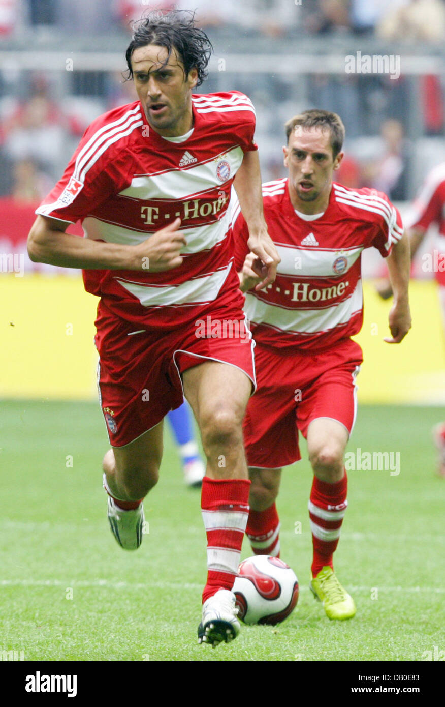 Luca Toni (L) and Franck Ribery of Munich attack during the Bundesliga ...