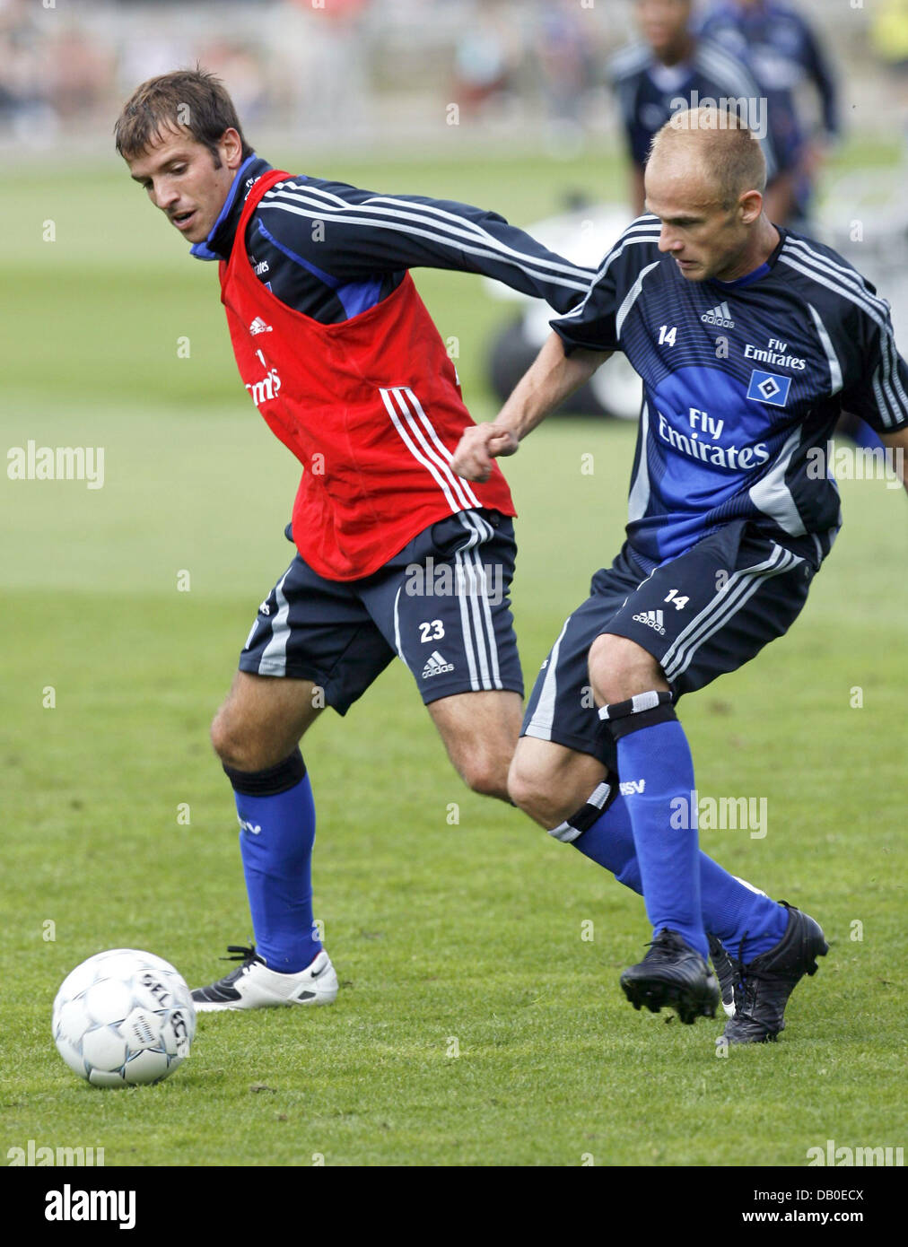 The picture shows Dutch Hamburg player Rafael van der Vaart (L) with ...