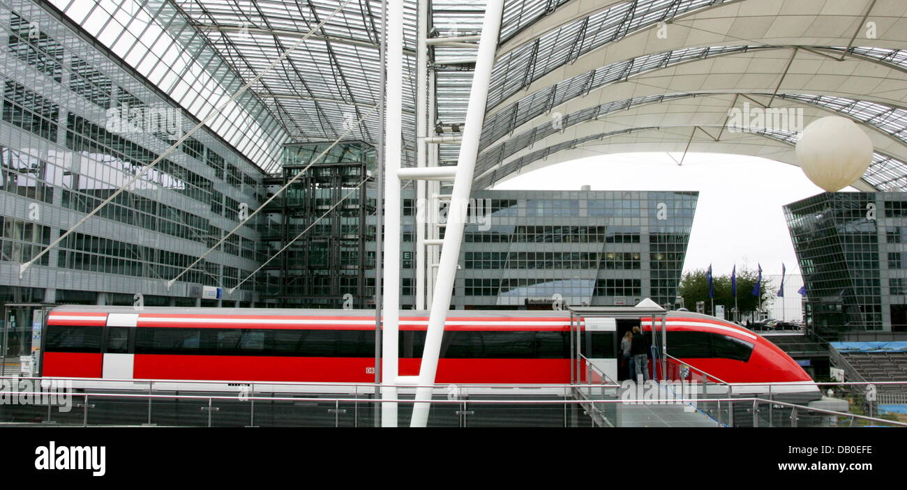 A transrapid train stands at the terminal 2 of the Munich Airport ...