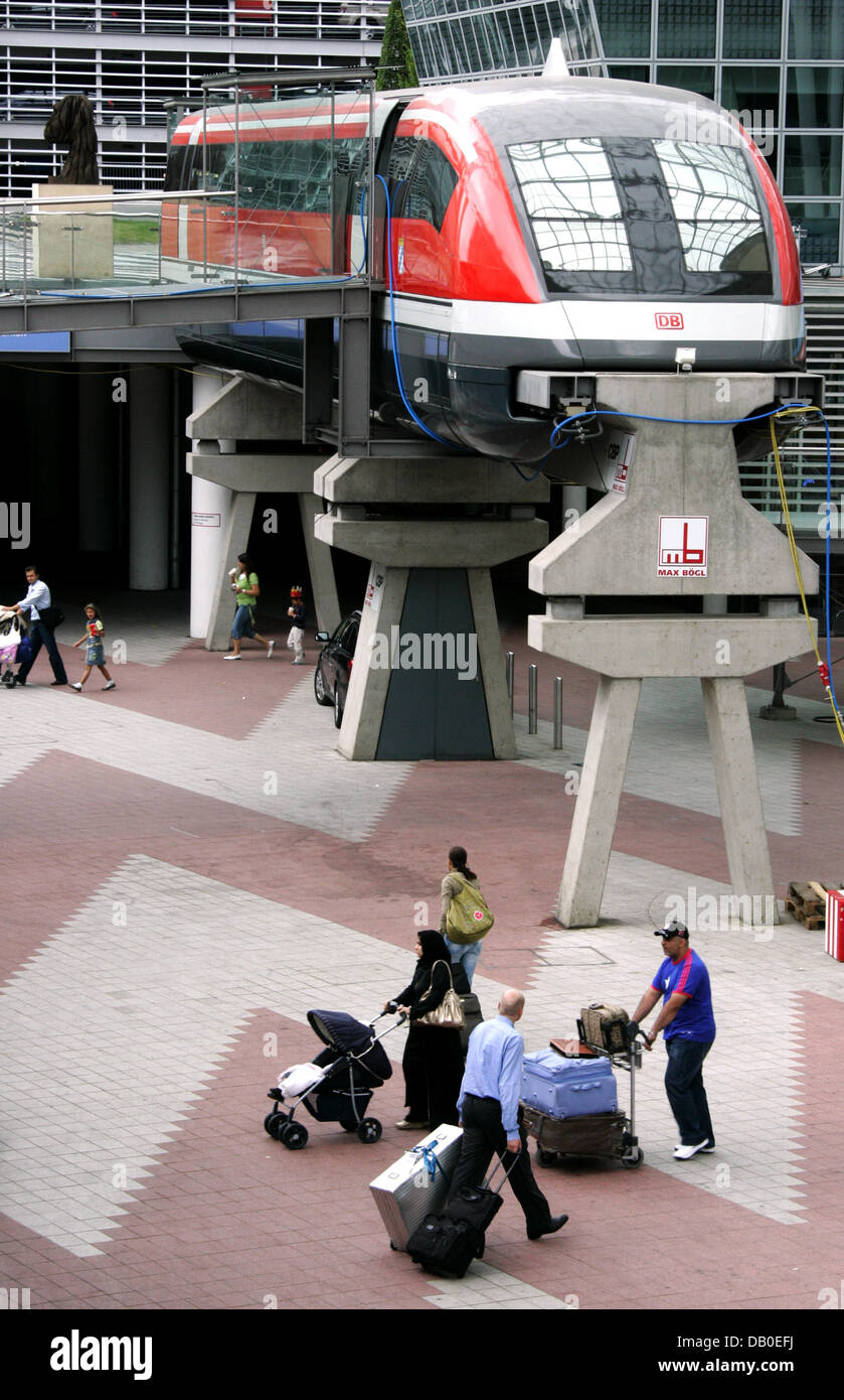 A transrapid train stands at the terminal 2 of the Munich Airport ...