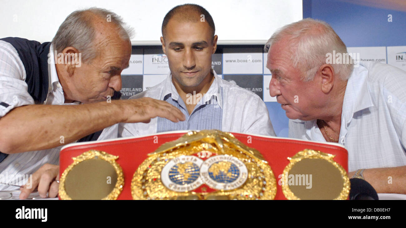 Wilfried Sauerland (L), promoter of Arthur Abraham (C), who is the ...