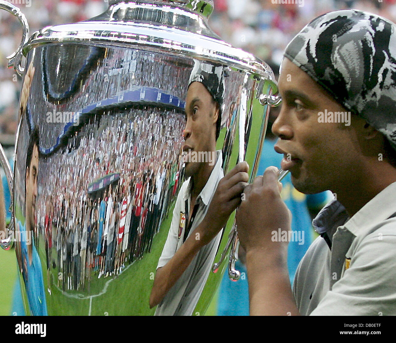 Ronaldinho barcelona trophy hi-res stock photography and images - Alamy