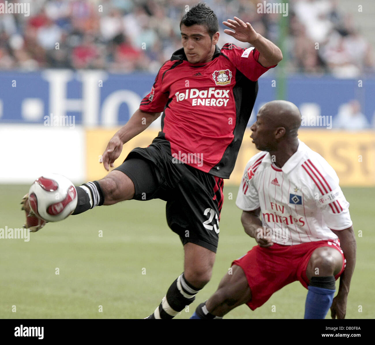 Hamburg's Romeo Castelen (R) vies for the ball with Arturo Vidal of ...