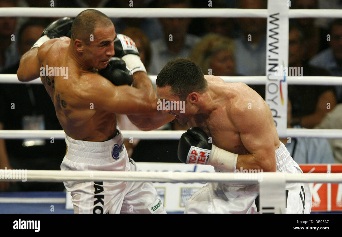 The IBF middleweight world champion Arthur Abraham (L) fights against ...