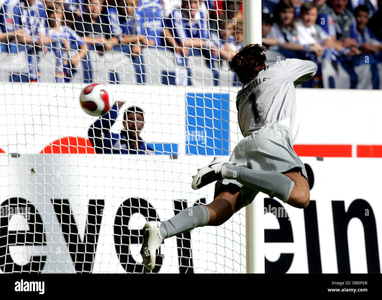 Soccer goalie free kick hi-res stock photography and images - Alamy