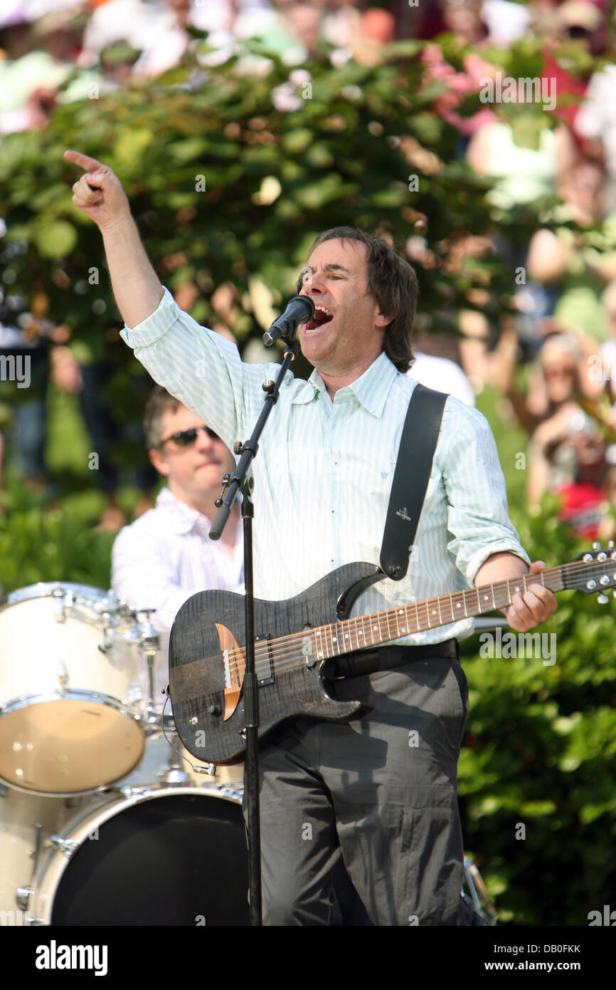 Lip sync hi-res stock photography and images - Alamy