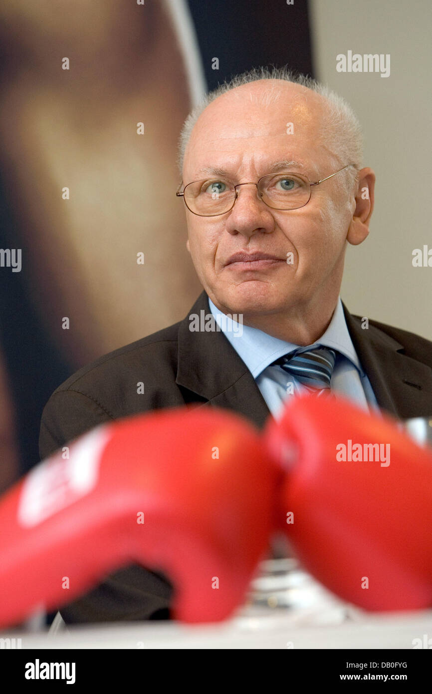 Head of Universum Box-Promotion, Klaus-Peter Kohl, smiles on the podium ...