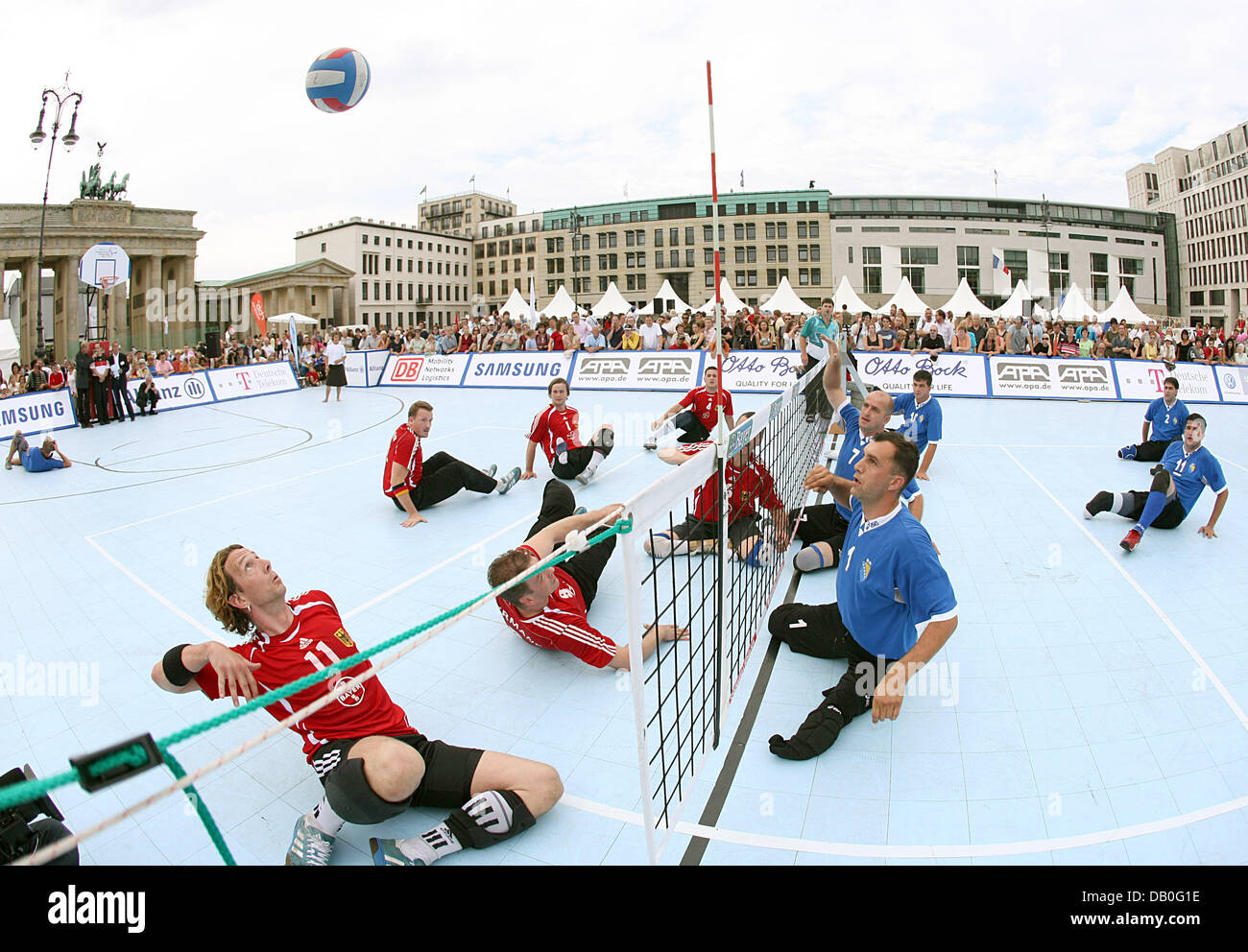Volleyball players in action hi-res stock photography and images - Alamy