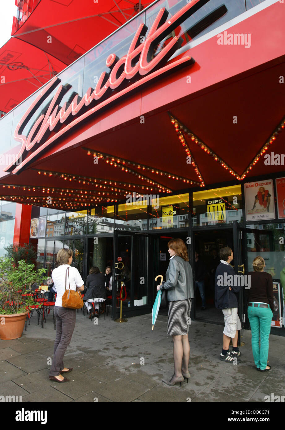 Women pictured ouside 'Schmidt Theatre' on Hamburg's notorious ...