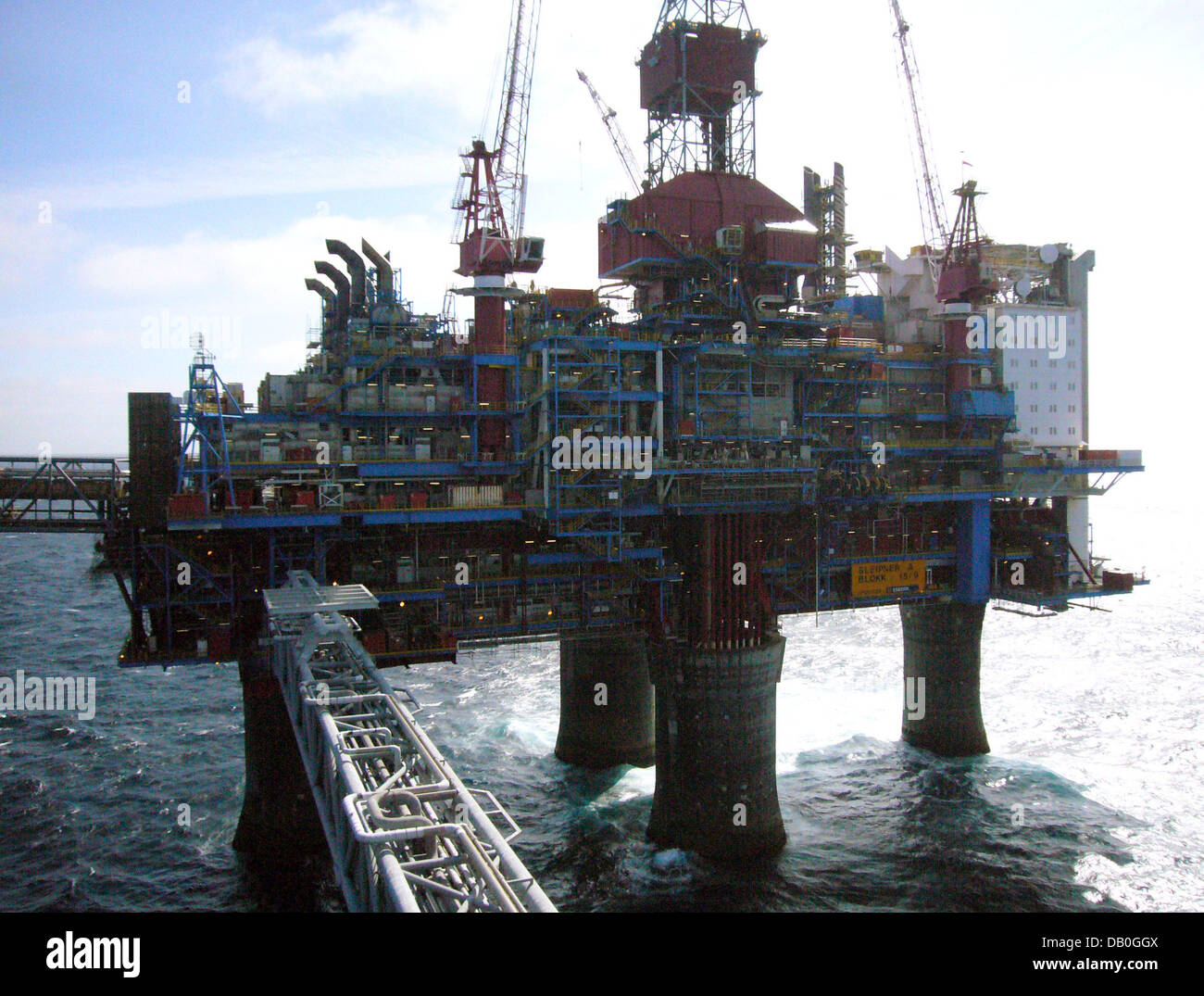 The picture shows oil platform 'Sleipner A' 150 kilometres off shore of ...