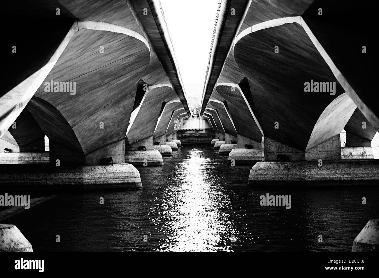 City traffic under bridge highway hi-res stock photography and images ...