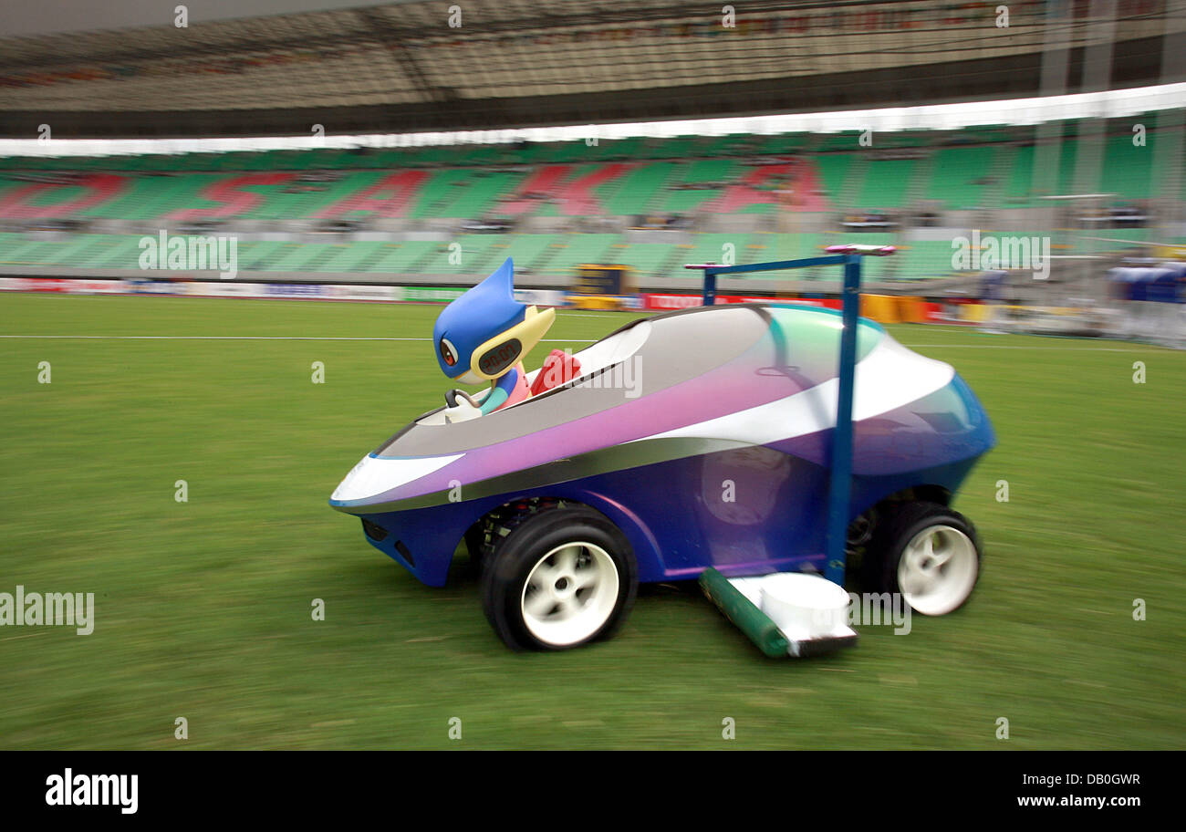 A robot transporter brings home thrown items at the 11th IAAF World ...