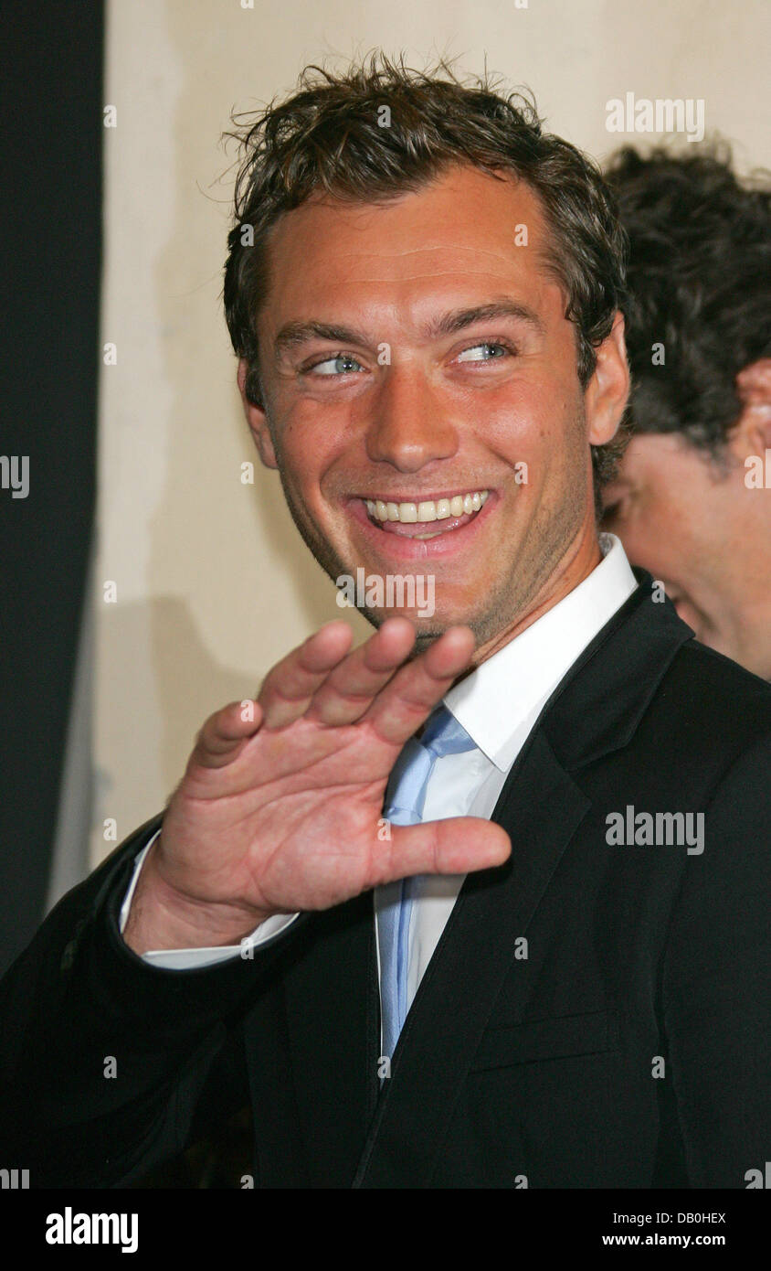 British actor Jude Law gestures at the photocall for the film 'Sleuth ...
