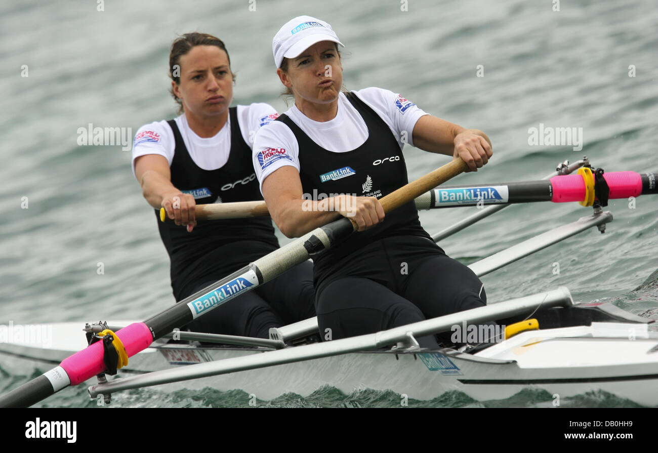 Nicola Coles (R) and Juliette Haigh of New Zealand in action during ...