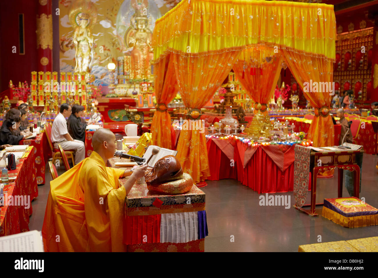 Buddhist ritual ceremony in Buddha Tooth Relic Temple. Chinatown ...