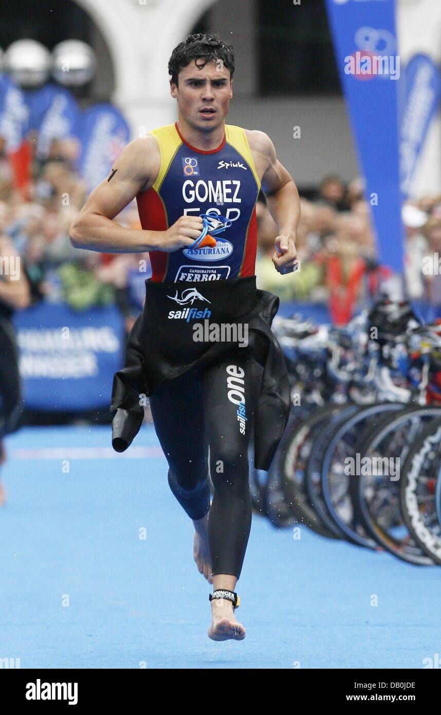 Spaniard Javier Gomez pictured running during the Hamburg Triathlon ...