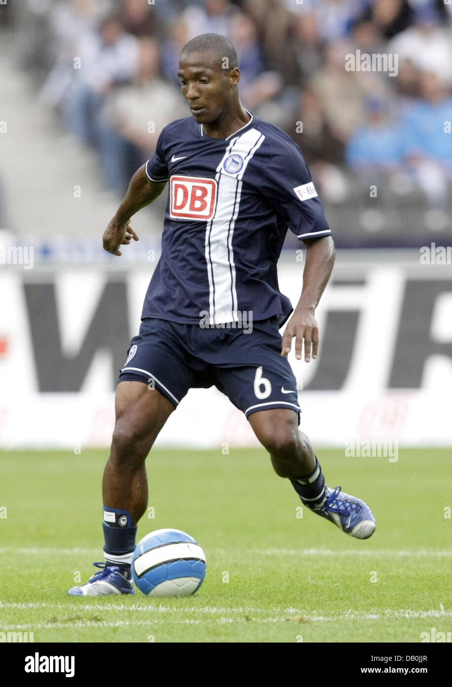 Hertha Berlin's Brazilian player Gilberto controls the ball during the ...