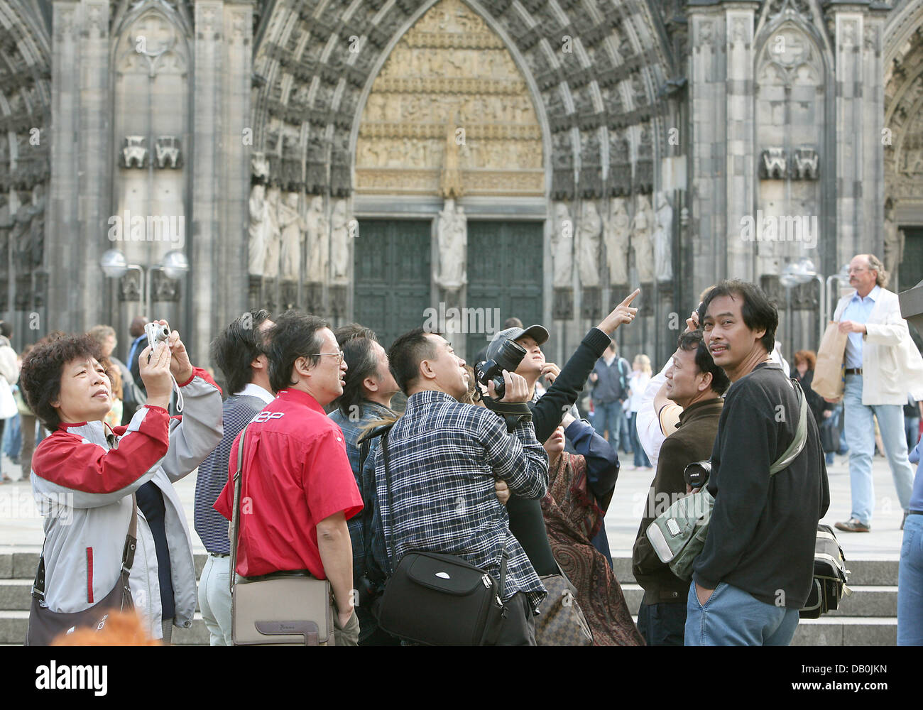 Tourists in front cologne cathedral hi-res stock photography and images ...