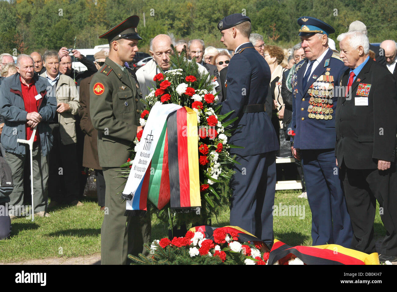 A Russian and a German soldier lay a wreath of veterans at the German ...