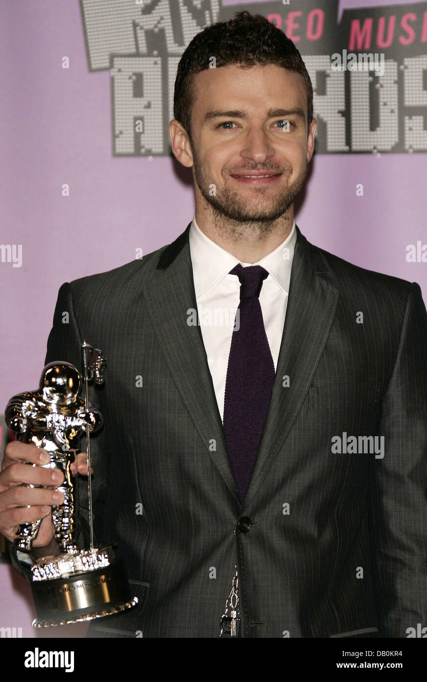Justin Timberlake is pictured with his trophy during the 2007 MTV Video ...