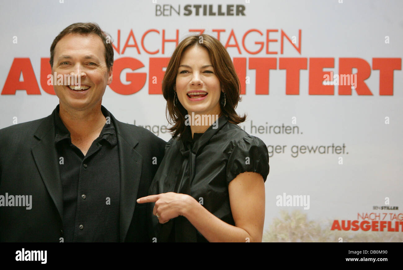 US-American actress Michelle Monaghan and filmmaker Bobby Farrelly (L ...