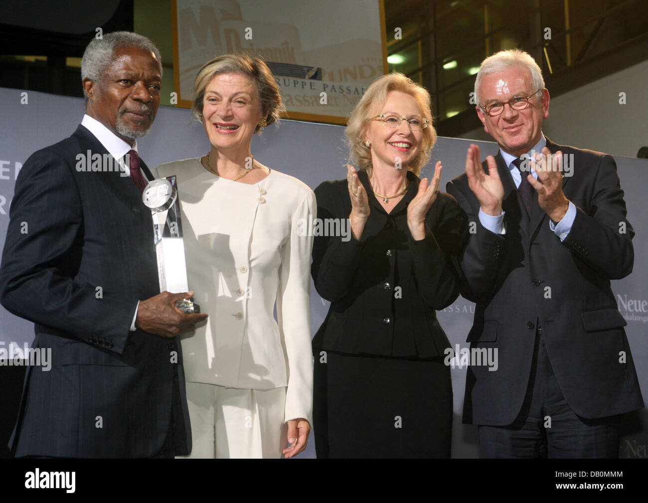 Un Secretary General Kofi Annan Wife Stock Photos & Un Secretary ...