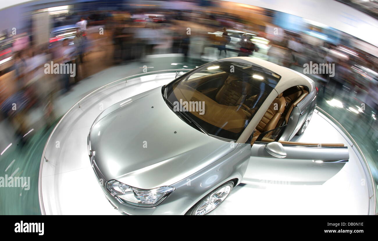 The picture shows the well frequented stand of auto builder Citroen at ...