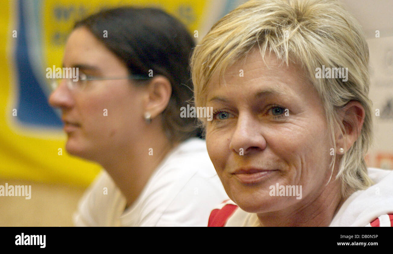 German national player Birgit Prinz (L) and the German national coach ...