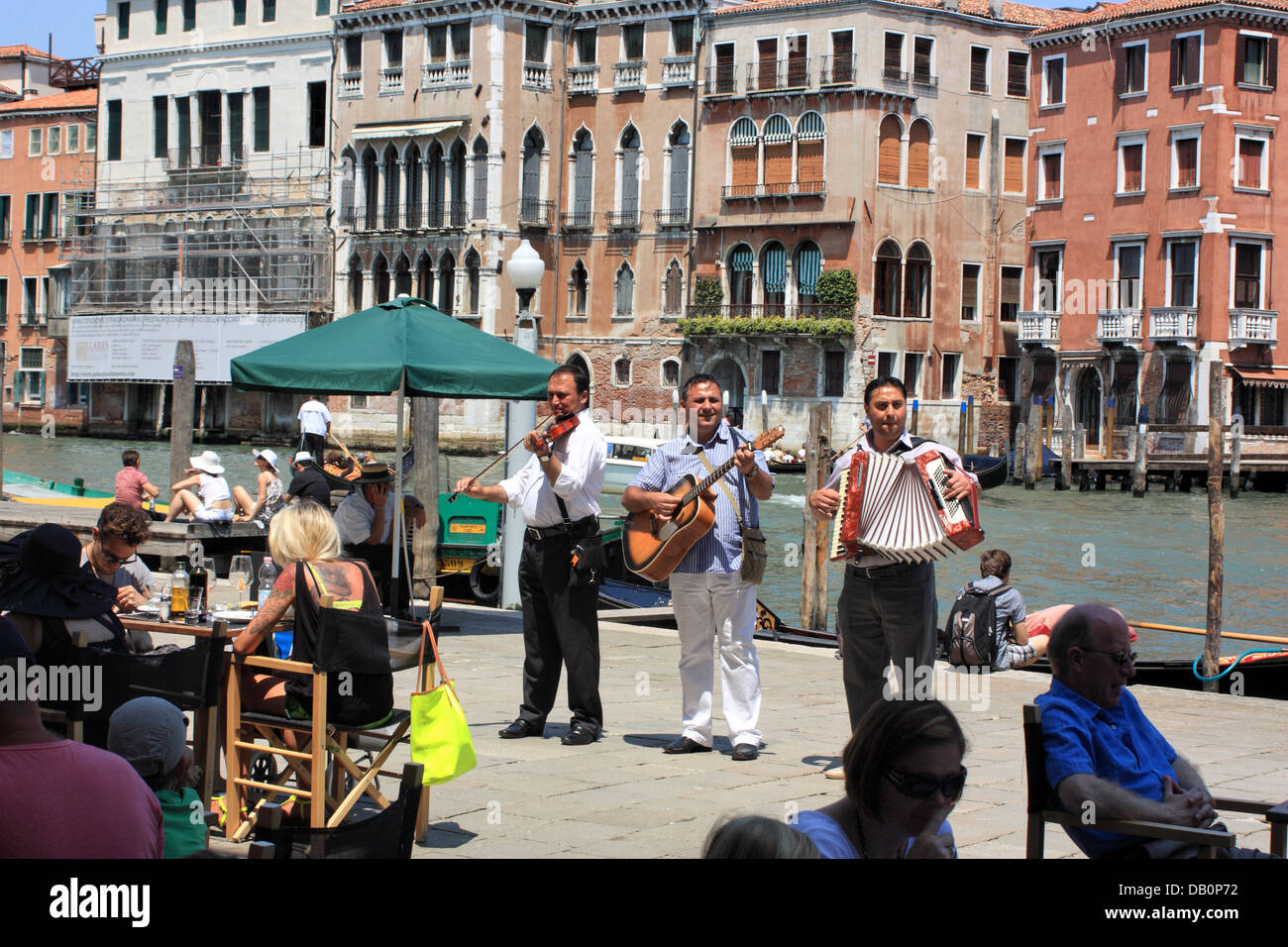 Street musicians playing at restaurants in Venice Stock Photo - Alamy