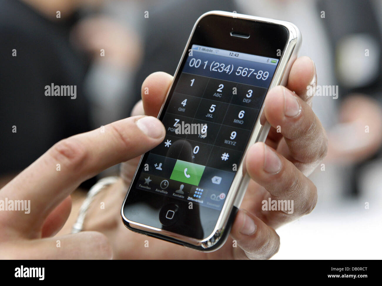 The picture shows the iPhone in Berlin, 19 September 2007. Deutsche ...