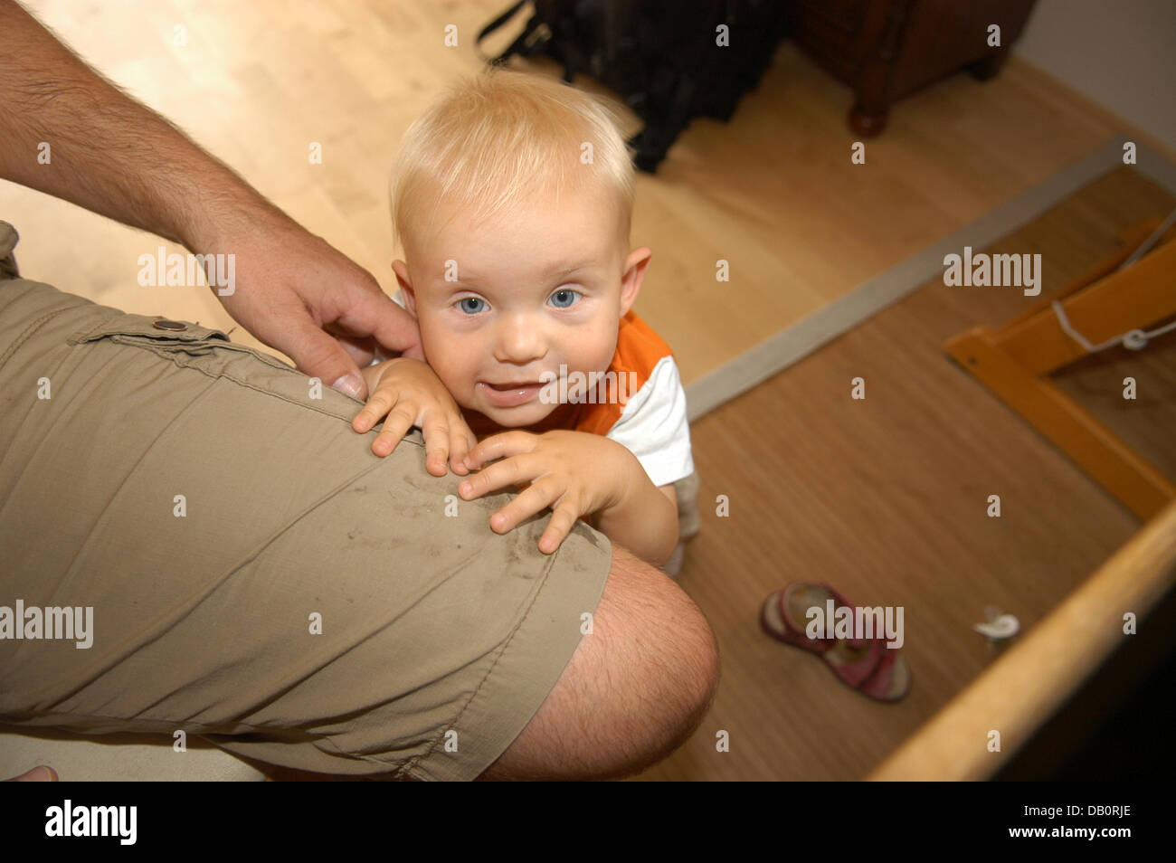 Lukas holds on to the thigh of his father Peter Ott in the living room ...
