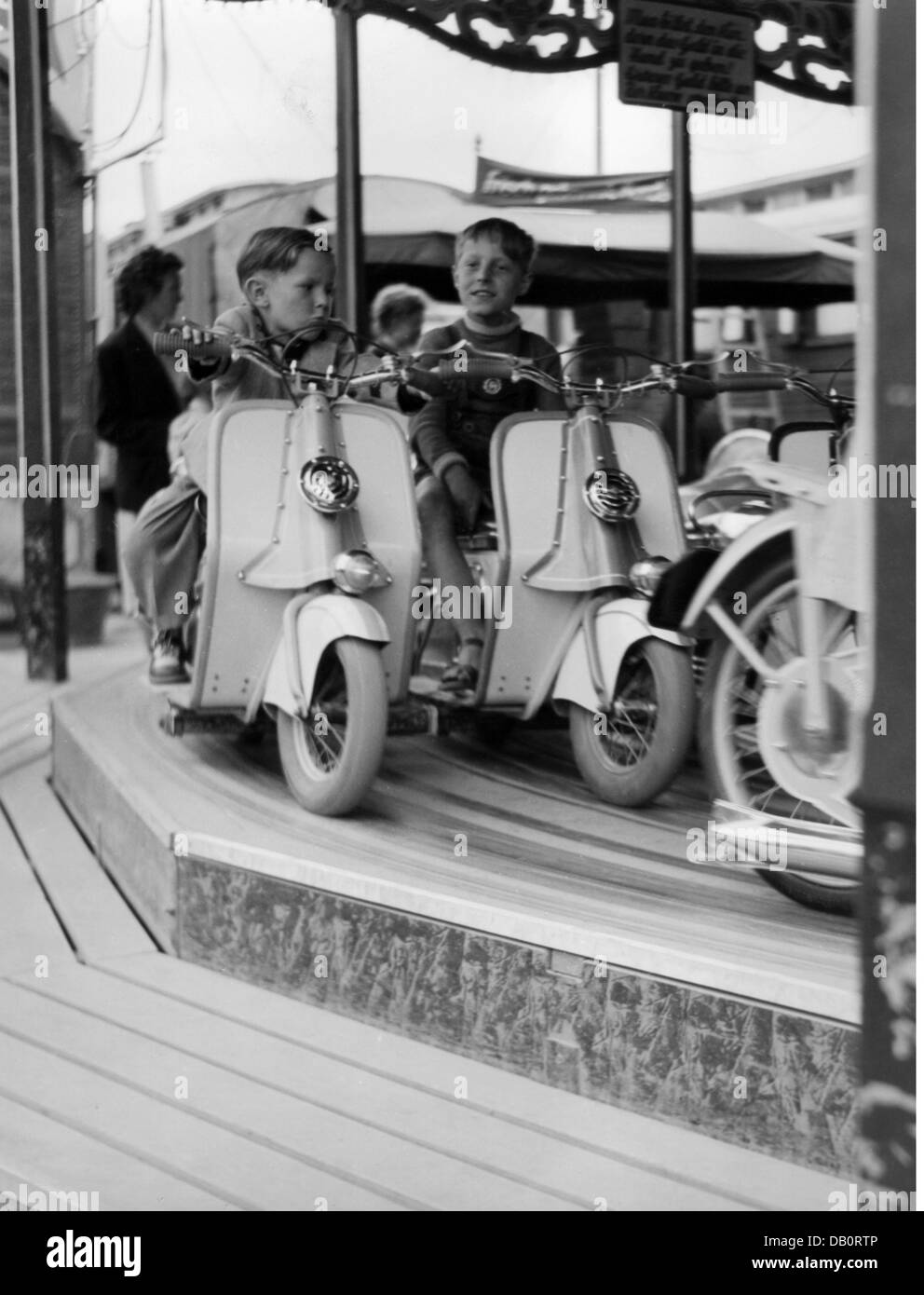 Funfair 1950s hi-res stock photography and images - Alamy